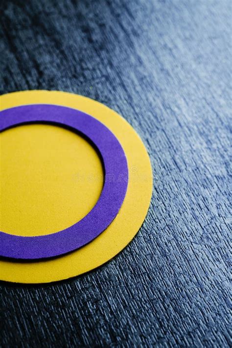 Una Bandera Intersexual Circular En Una Superficie Texturada Imagen De