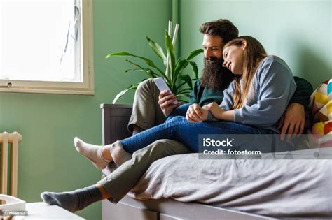 그들이 스마트 폰으로 찍은 셀카를보고 포옹 부부의 전체 길이 샷 가정 생활에 대한 스톡 사진 및 기타 이미지 가정 생활 집 내부 행복 Istock