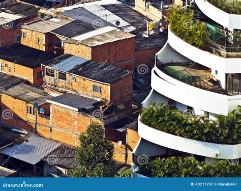 Contraste Da Riqueza E Da Pobreza Imagem De Stock Imagem De