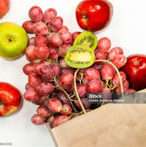 포도 키위 녹색 사과 흰색 배경에 종이 가방에 빨간 사과의 무리 0명에 대한 스톡 사진 및 기타 이미지 0명 가방 가을 Istock