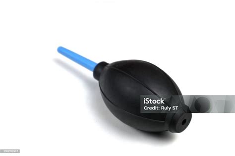 고무 공기 송풍기 펌프 먼지 청소기는 흰색 배경에 격리되어 있습니다 이 도구는 카메라 카메라 렌즈 컴퓨터 키보드 휴대폰 등의 먼지를 청소할 수 있습니다 0명에 대한 스톡