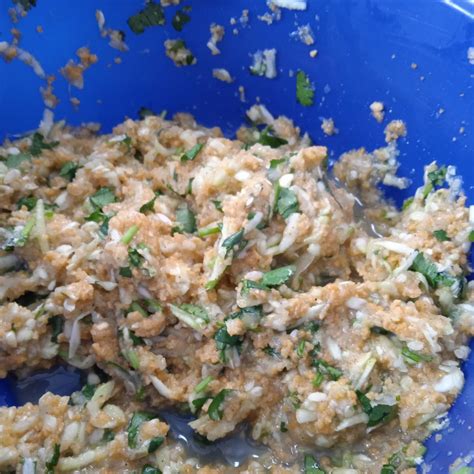 קציצות ירק אמהות מבשלות ביחד