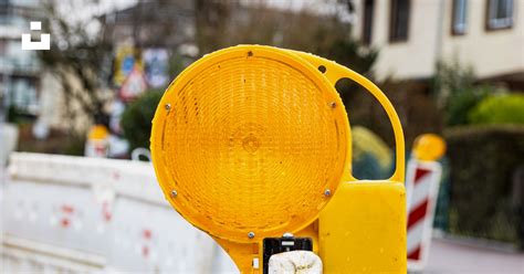 길가에 앉아있는 노란색 신호등 사진 Unsplash의 무료 황색 이미지