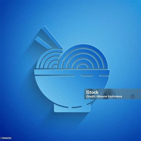 종이 는 파란색 배경에 고립 된 그릇과 젓가락 아이콘에 아시아 국수를 잘라 길거리 패스트 푸드 한국 일식 중국 음식 종이 아트 스타일입니다 벡터 일러스트레이션 건강한