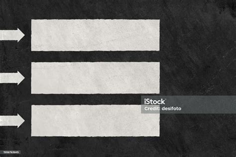 수평 빈 빈 거친 질감의 예술적 복고풍 그런지 검정 배경 세 개의 흰색 얼룩진 페인트 스트로크 레이블 화살촉이 아래쪽 세 번째입니다 3가지 개체에 대한 스톡 벡터 아트 및
