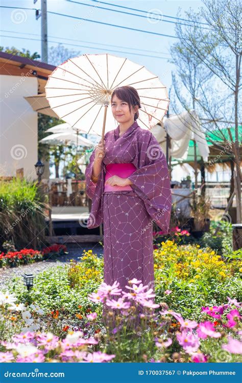 Het Meisje Draagt Een Roze Traditionele Yukata De Nationale Jurk Van