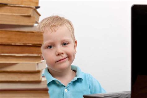 عکس زیبا از پسر با موی طلایی