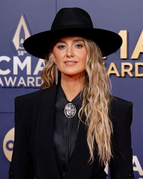 Lainey Wilsons Glam Squad Reveals Details On Glowing Cma Awards Look