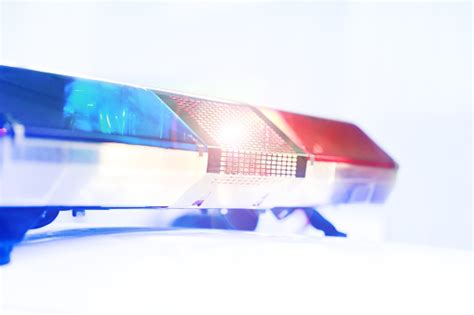 빨간색과 파란색 빛 성 노출 증의 경찰 차 경찰 자동차 깜박이에 사이렌입니다 밤에 경찰 차에 성 하 노출 청색 증 경찰은 파란색 빛과 거리에서 자동차에 사이렌 경찰관에 대한