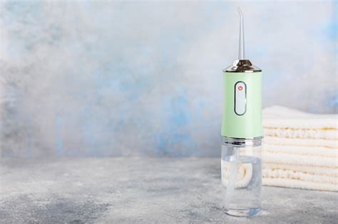 파란색 배경에 전자 구강 세정기 칫솔 페이스트 치실 및 구강 세정제 구강 위생을위한 치과 도구 전기 치간 청소기 치과용 물 샤워 구강 관리 개념입니다 0명에 대한 스톡 사진