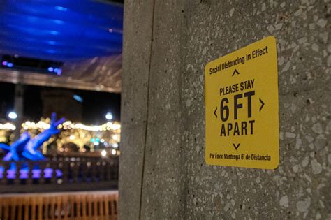 6 피트의 사람들 사이의 안전한 거리에 대한 사회적 불변 표지판 경고 6에 대한 스톡 사진 및 기타 이미지 6 거리가 먼