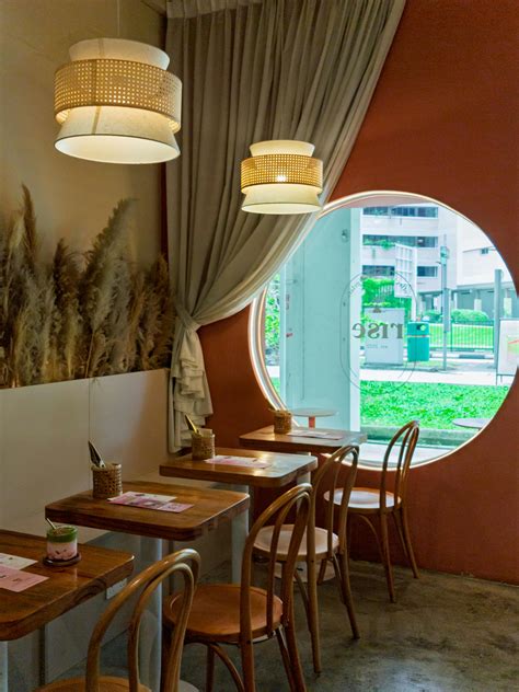 Acogedora Cafetería Con Ventana Circular Y Decoración Rústica · Foto De