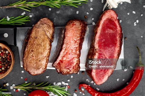 고기 칼에 쇠고기 고기 3 개 튀김 고기의 세 가지 유형 튀김 중간 잘 돌 배경에 0명에 대한 스톡 사진 및 기타 이미지 Istock