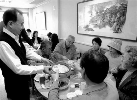 Ceo Of Soup Dumpling Phenomenon Din Tai Fung Dishes On The Restaurants