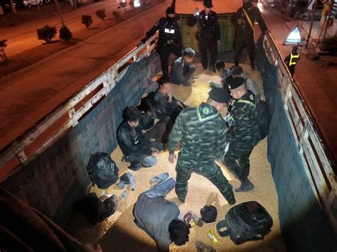 Tachileik News Agency မဲဆောက်မြို့အထွက်တွင် ကားအတွင်း ပြောင်းစေ့များအောက် ပုန်းအောင်း လိုက်ပ