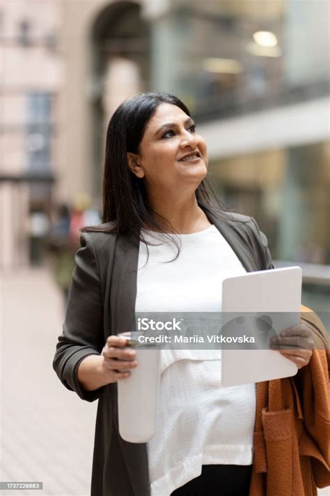 미소 짓는 여성 건축가 디자이너 디지털 태블릿과 물병을 들고 지역을 조사하는 모습 45 49세에 대한 스톡 사진 및 기타 이미지