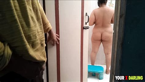 Maami Naha Rahi Thi Ladka Ghus Gaya Bathroom Ke Ander Aur Pel Diya