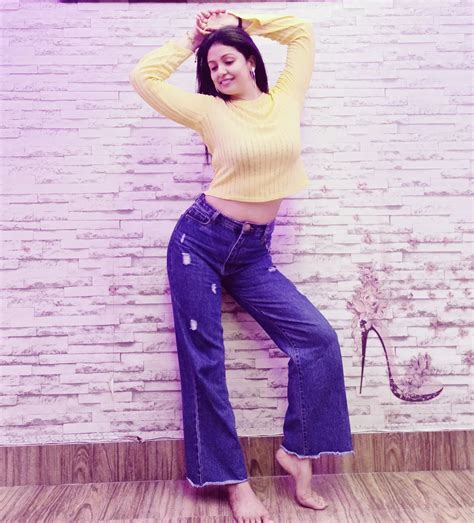 Hasin Jahan ने येलो टॉप जिंस में शेयर की तस्वीर सोशल मीडिया पर Likes कमेंट्स की बौछार लोगों