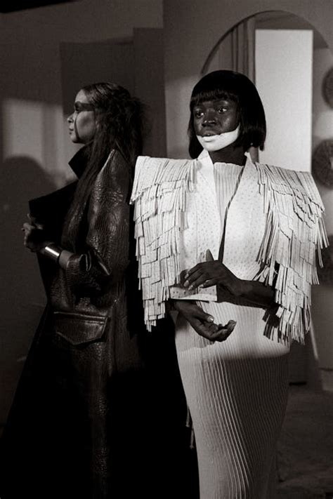 페인트 칠한 얼굴로 서서 포즈를 취하는 여성 · 무료 스톡 사진