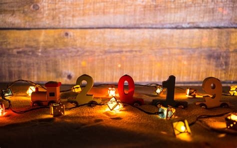 2019 해피 뉴가 어 나무로 되는 장난감 기차 운반 숫자와 Cristmas 나무 눈을 다루는 12월에 대한 스톡 사진 및 기타 이미지 Istock