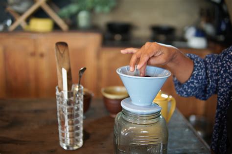 바리스타 커피 메이커와 드립 주전자와 함께 커피를 양조 준비 가루로 빻은에 대한 스톡 사진 및 기타 이미지 가루로 빻은