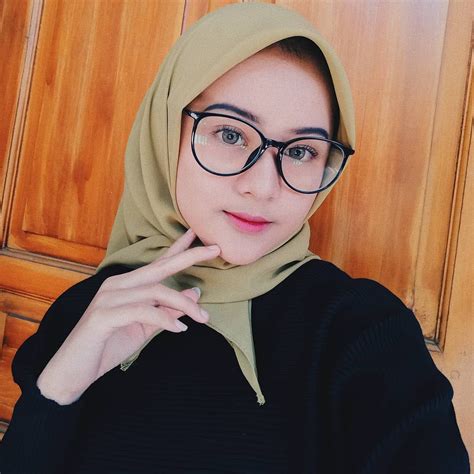 Kacamata Yang Cocok Untuk Wajah Bulat Model Cermin Mata