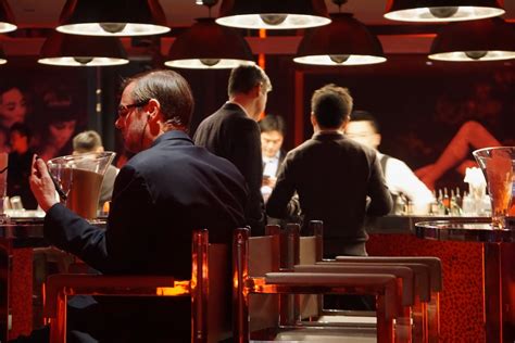 검은 양복을 입은 남자 근처에 서 있는 검은 양복을 입은 남자 사진 Unsplash의 무료 중국 이미지