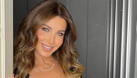 نانسي عجرم بإطلالة جريئة ومثيرة بـالأسود والجمهور غاضب