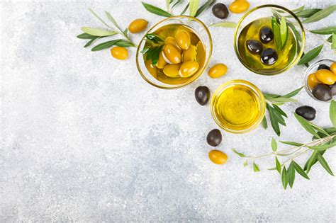 질감 배경에 병에 담긴 올리브 오일 올리브의 가지와 열매가 달린 기름 병 텍스트를 위한 위치입니다 복사 공간 식용유와 샐러드 드레싱 건강한 생활방식에 대한 스톡 사진 및