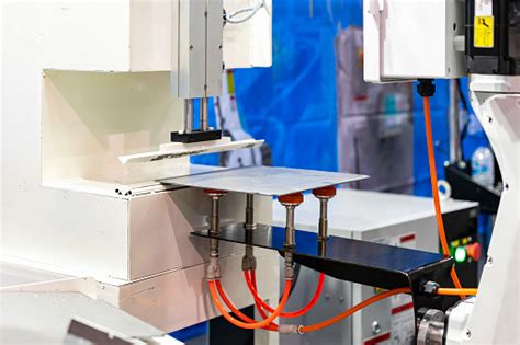 첨단 기술 및 정밀 로봇 팔 및 자동 진공 또는 흡입 컵 픽업 및 장소 운송 금속 판판 또는 재료 상품 또는 산업 제조 공정의 제품 공학에 대한 스톡 사진 및 기타 이미지