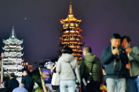 烟火气 ”升腾夜桂林游客东西滨江路