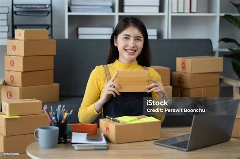 중소기업 소상공인이 방에서 일하면서 소포 상자를 들고 고객을 위한 제품을 준비하고 있다 Po에 대한 스톡 사진 및 기타 이미지 Po 교역소 기업가 Istock