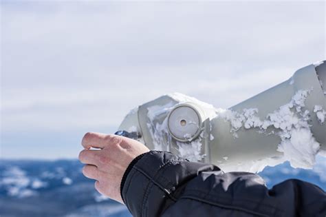 냉동 망원경을 조정 하는 사람의 손의 클로즈업 금속 몸체 주위의 얼음 깍 지 안개가 자욱한 안개 여행 사진 스키 리조트 및 겨울 스키 휴가 감시에 대한 스톡 사진 및 기타