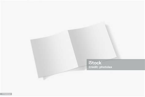 모크 업 광장 소책자 브로셔 부드러운 커버와 현실적인 그림자와 흰색 배경에 고립 된 초대 3d 렌더링 0명에 대한 스톡 사진 및