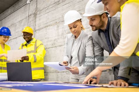 경험 많은 건축가와 토목 엔지니어로 구성된 팀이 건설 현장의 건축 공장을 분석하고 살펴봅니다 Junts Pel Sí에 대한 스톡 사진 및 기타 이미지 Istock