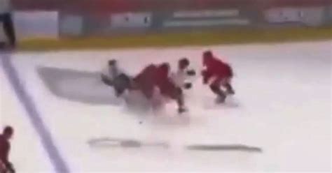 이 시각 세계 아이스하키 스케이트 날에 선수 사망‥상대 선수 구속