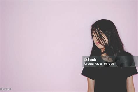 우울 하 고 결 석 희망 소녀 마음 핑크 바탕에 서 서 아래를 내려다 보면서 인신 매매에 대한 스톡 사진 및 기타 이미지