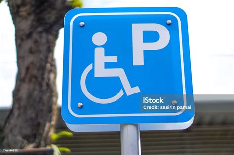 장애인 휠체어 또는 노인을위한 야외 주차 차량 표지판에서 파란색 핸디캡 또는 자조 할 수없는 사람들 0명에 대한 스톡 사진 및