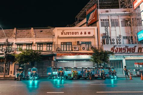 가로등 거리 거리 분위기 거리 사진 관광 명소 교통 네온 불빛 다채로운 네온 도시 거리 도시 교통 도시 야경 도시 탐험 도시의 도시의 삶 도시의