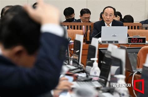 포토 의원 질의에 답하는 추경호 부총리 아시아경제