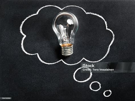 칠판에 라이트 전구입니다 새로운 좋은 아이디어의 생각 브레인 스토밍 하 고 만들기입니다 창의성 혁신 영감 및 정보 개념입니다 칠판 그려진된 생각 거품입니다 사색에 대한 스톡