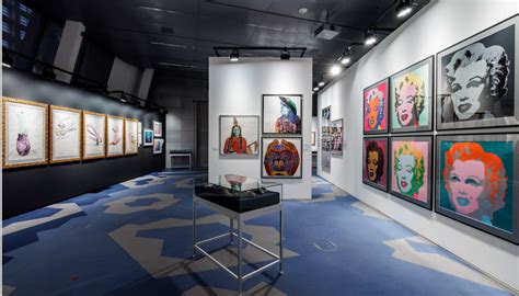 В Европейском центробанке прошла выставка короля поп арта Энди Уорхола Банки Кыргызстана