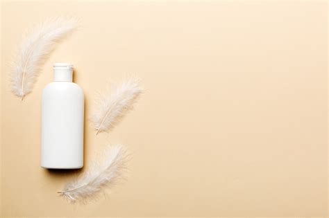 타조 깃털이있는 분홍색 파스텔 배경에 스킨 케어 세럼 세트 스파 화장품 크림 항아리 브랜딩 모형 복사 공간이있는 상판 받침대에 대한 스톡 사진 및 기타 이미지 Istock