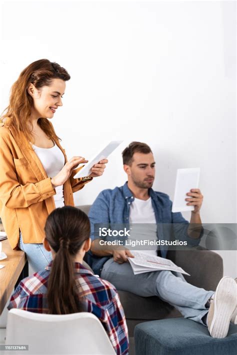 집에서 디지털 태블릿을 사용 하 여 어머니와 아버지 근처에 앉아있는 아이의 뒷 전망 3 명에 대한 스톡 사진 및 기타 이미지 3 명 가정 생활 가족 Istock