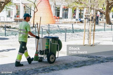 전문 청소기는 도시 거리에 작동합니다 영토를 청소 하 고 생태 복지의 쓰레기 청소부에 대한 스톡 사진 및 기타 이미지 쓰레기 청소부 거리 관리인 Istock