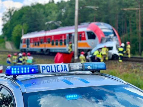 Pociąg Wjechał W Samochód Osobowy Nie żyje Kobieta Rmf 24