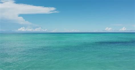 경치가 좋은 고요한 고요함 그림 같은 깨끗한 다이빙 달래는 맑은 물 목가적인 물 바다 바다 경치 바다의 밝은 블루 산들바람 상쾌한 생생한 섬