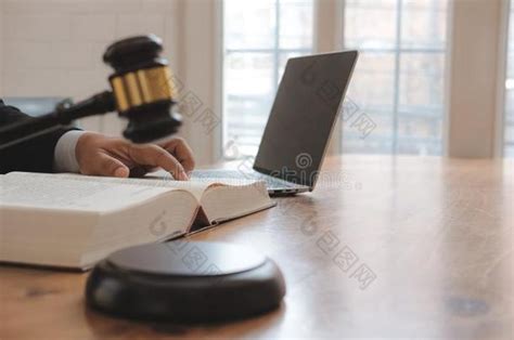 审判佃户租种的土地眼镜和法律的法小木槌向图片 包图网企业站
