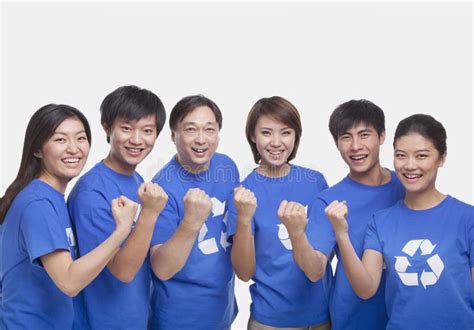 народ с поднятыми руками и кулаками в воздухе как символ протеста за равенство свобода