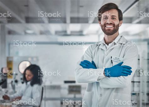 과학자 초상화 그리고 의료 혁신 또는 생명 공학을 위한 과학 및 연구를 하는 실험실에 있는 사람 과학적 연구 리더십과 팔짱을 끼고 있는 실험실의 의사 남성에 대한 스톡 사진